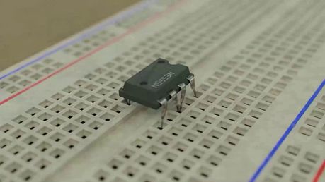 Walking 555 timer IC wallpaper - Opera add-ons